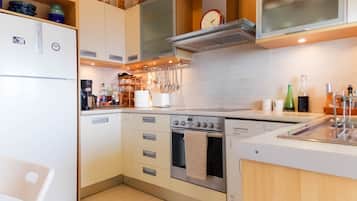 Apartamento Panorâmico | Cozinha privada | Um frigorífico, um forno, uma placa de cozinha