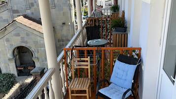 Quarto Duplo ou Twin Deluxe, varanda, Vista para a cidade | Terraço/pátio interior