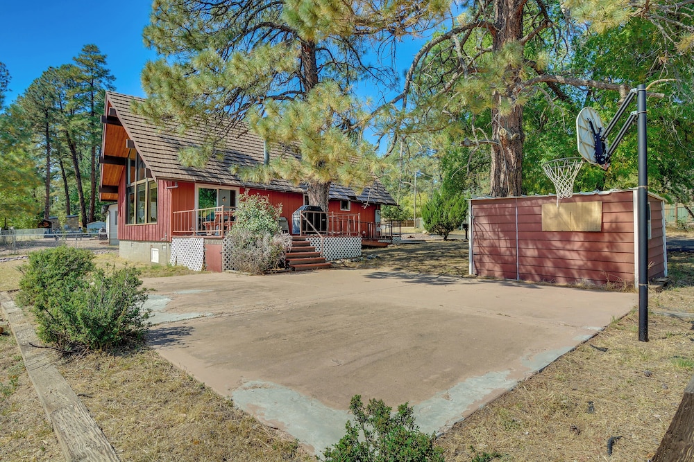 < 2 Mi To Dtwn: Prescott Cabin W/ Furnished Deck - Prescott, AZ