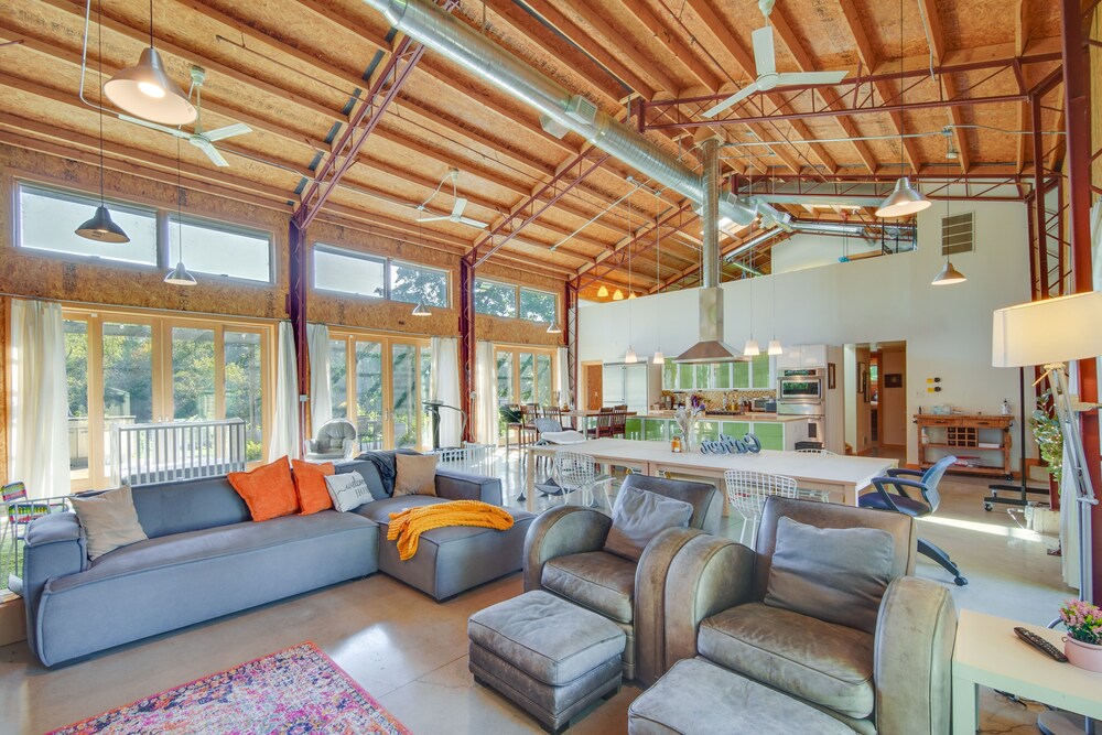Riverfront Libertyville Retreat W/ Outdoor Kitchen - Illinois
