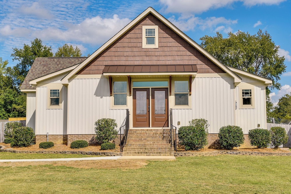 Waterfront Benson Retreat: Rescue Farm W/ A Lake! - Smithfield, NC