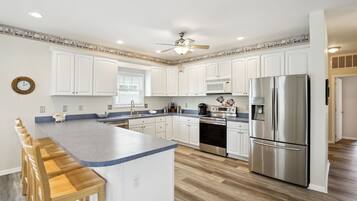 Casa (5 Bedrooms) | Cozinha privada | Um micro-ondas, um forno, uma placa de cozinha