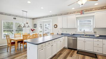 Casa (5 Bedrooms) | Cozinha privada | Um micro-ondas, um forno, uma placa de cozinha