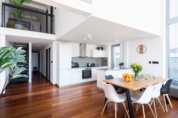 Apartamento Premium | Cozinha privada | Um frigorífico, uma placa de cozinha, uma máquina de lavar louça 