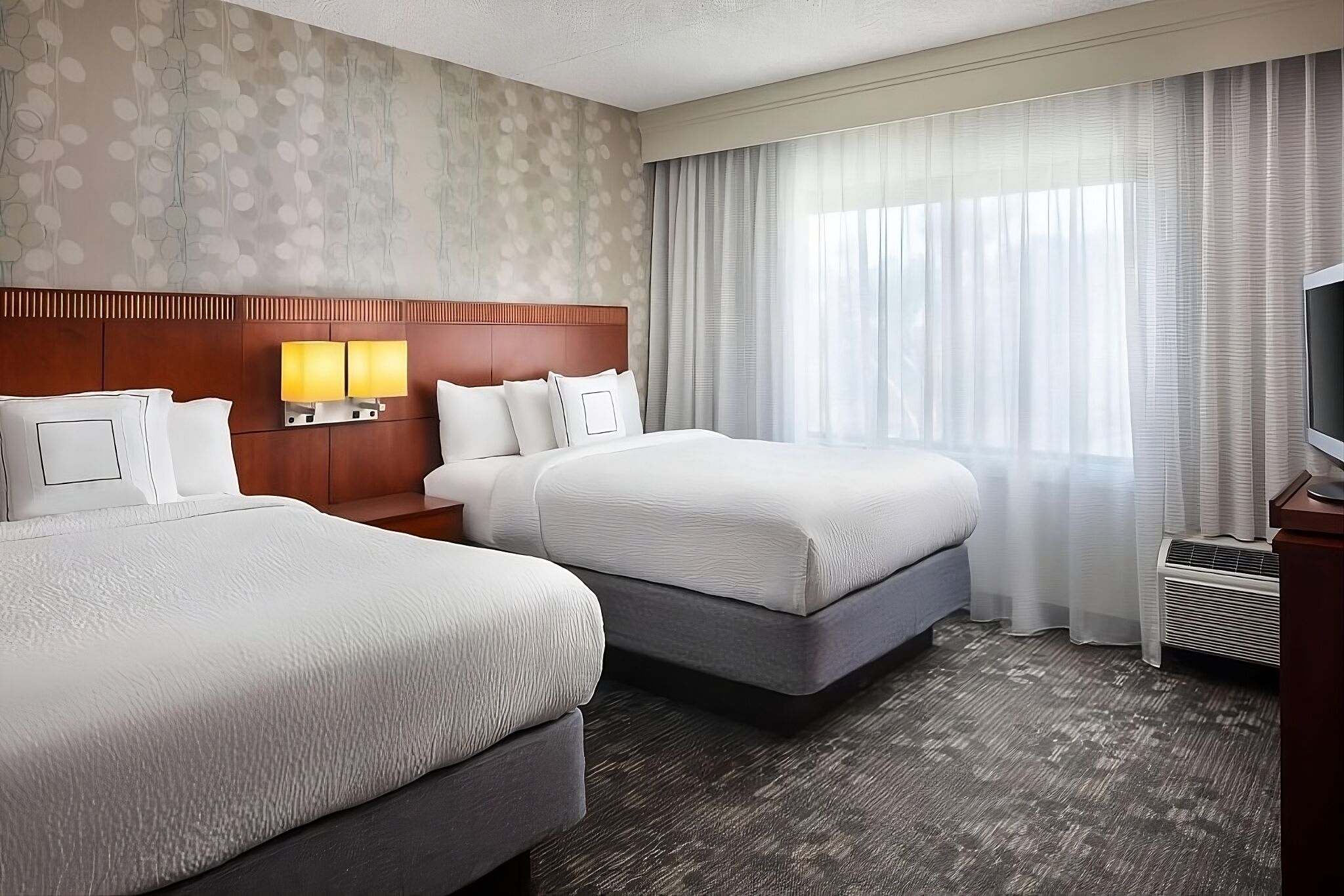 Modern Comfort In The Heart Of Laguna Hills! 2 Kid-friendly Suites! Pets Allowed - Lake Forest, CA