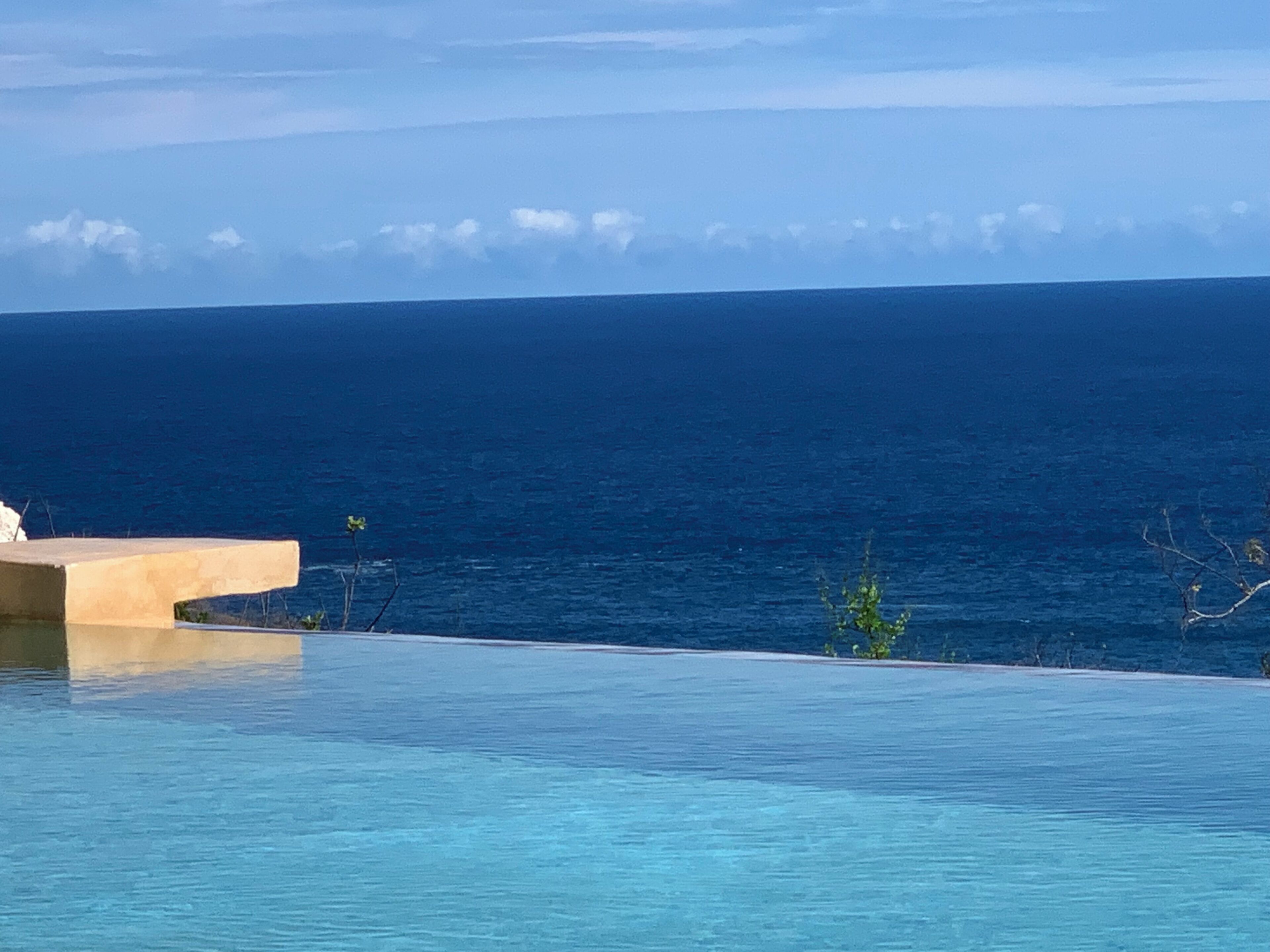 Piscina infinita com vista para o oceano.