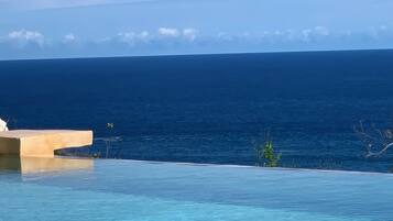 Piscina infinita com vista para o oceano.