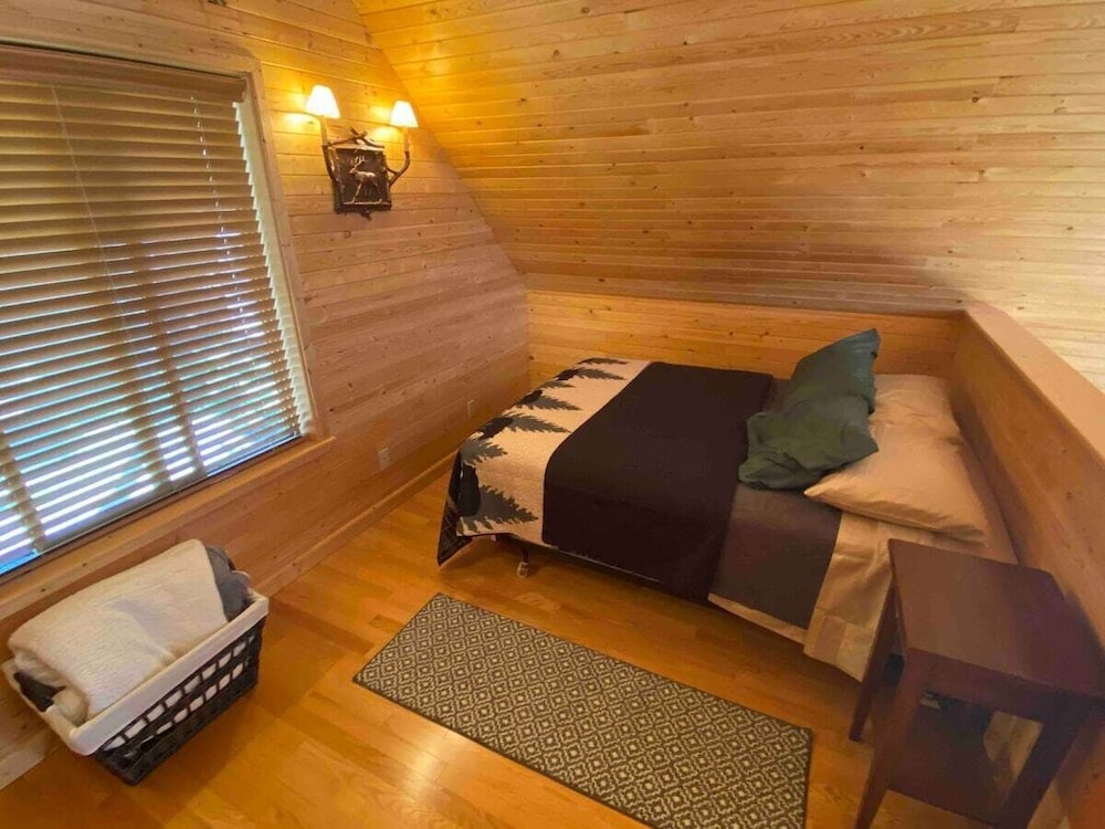 Camp Leland · Dog Friendly 4-season Cabin + Garage, Meadow View - Pinecrest, CA