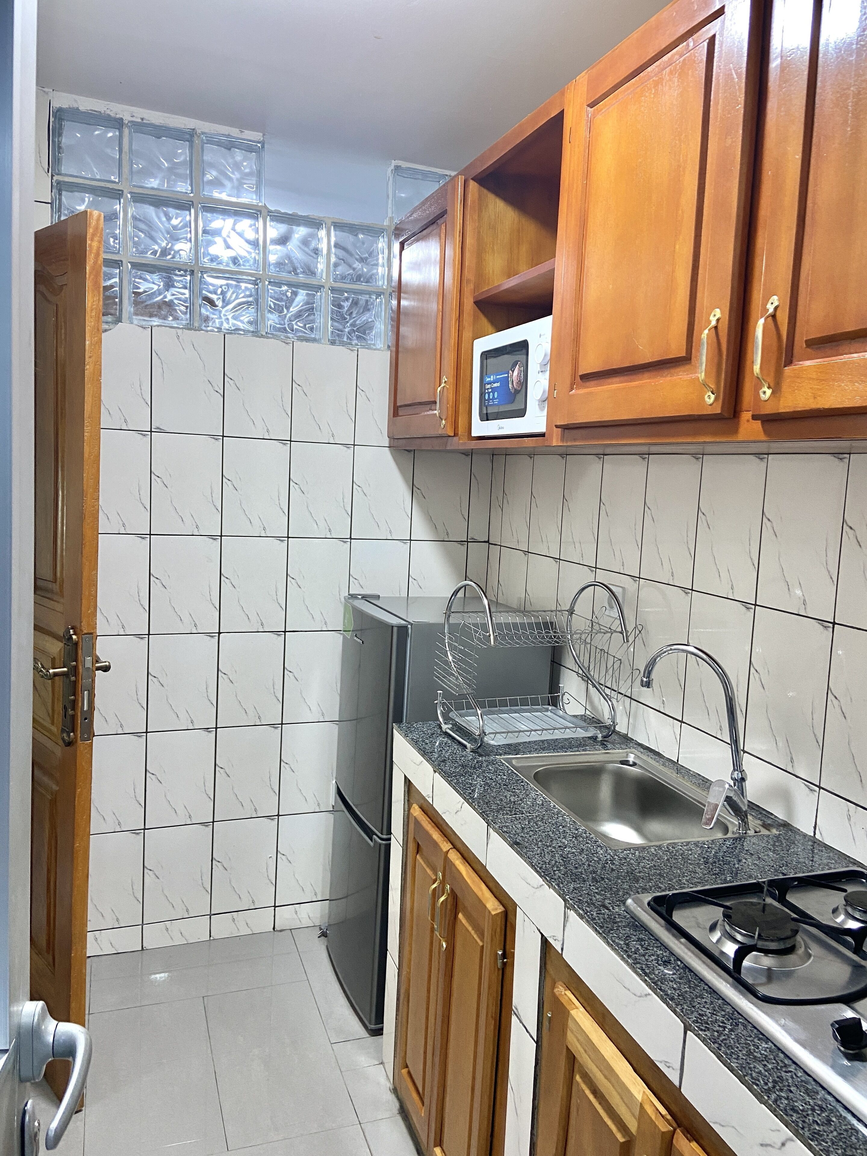 Quarto casal superior | Cozinha privada | Cadeirão de bebê, produtos de limpeza, toalhas de papel
