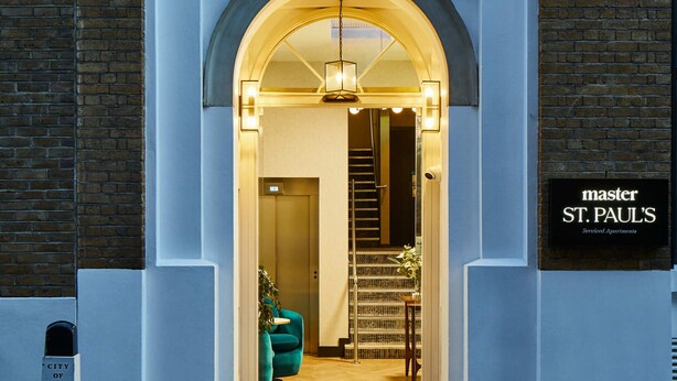 Entrada de um edifício com uma placa indicando "master ST. PAUL'S Serviced Apartments".