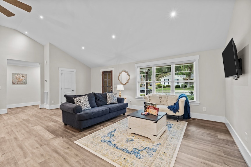 Stunning Home, Conveniently Located In Raleigh - Raleigh, NC