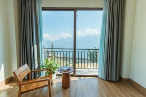 Camas com colchões pillow-top, escrivaninha