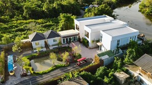 Uma casa moderna com um amplo jardim e um pequeno lago.