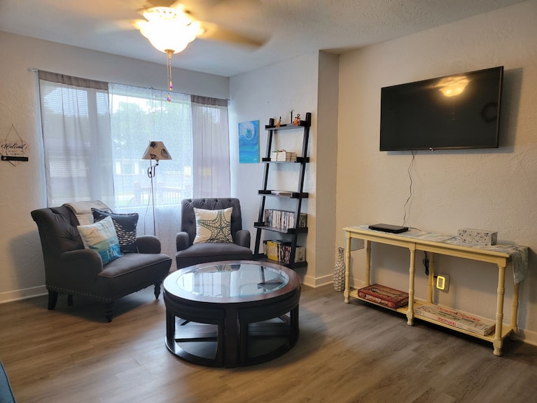 Driftwood Daytona- Spacious 3 Bedroom Old Florida Charmer 10 Min From Everything - Daytona Beach, FL