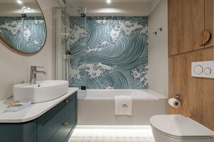 Apartamento romântico (Baltic Wave 3) | Banheiro | Secador de cabelo, roupões de banho, chinelos, toalhas de banho