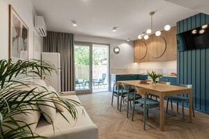 Apartamento superior (Baltic Wave 2) | Cozinha privada | Geladeira, cooktop, lava-louças, máquina de café expresso