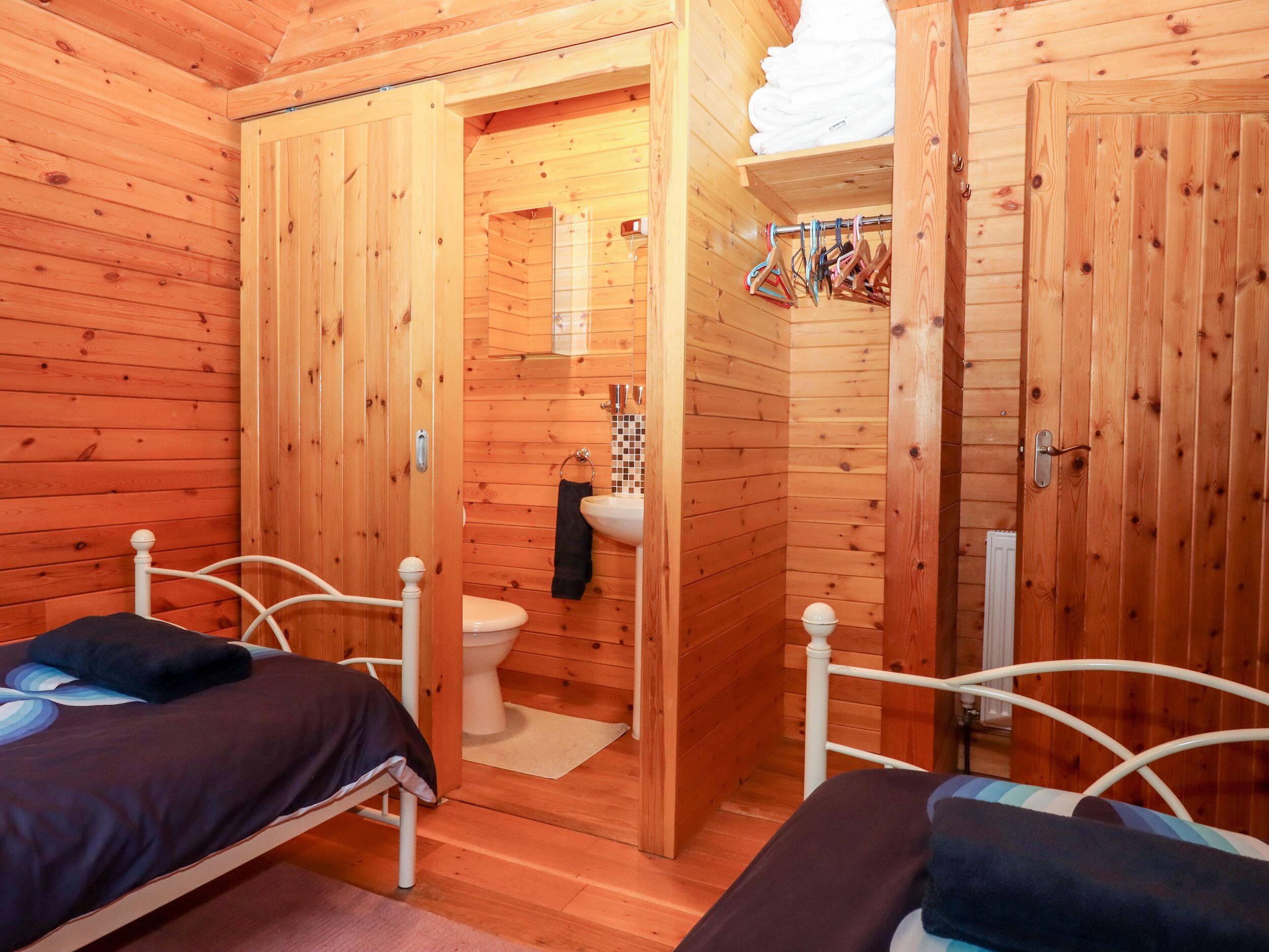 2 quartos, com decoração personalizada, com mobília individualizada 