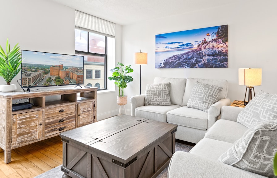 Gem On Congress - King Bed, Free Parking, Dog & Family Friendly, Modern Condo - Portland, ME