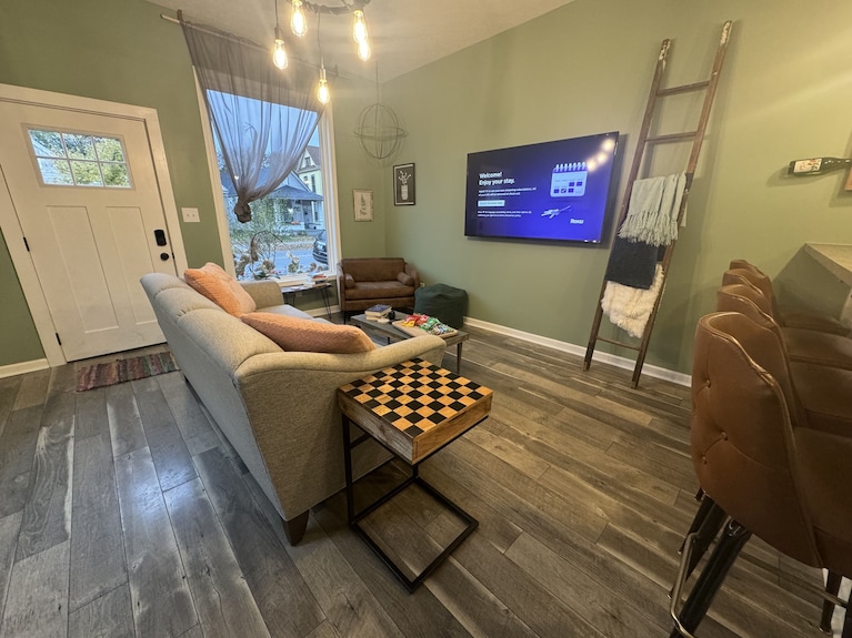 Charming 1920s Shotgun In Southern Indiana, Minutes From Downtown Louisville - Charlestown, IN