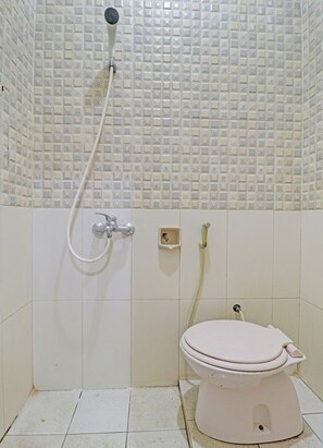Quarto Duplo Deluxe | Casa de banho | Um polibã, toalhas fornecidas, sabão, champô 