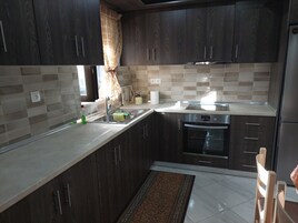 Casa geminada básica, 2 quartos | Cozinha privada | Geladeira grande, fogão, cooktop, moedor de café