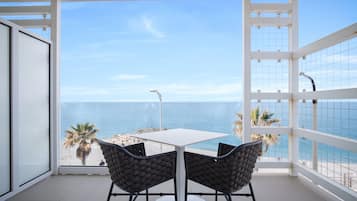 Quarto luxo, 1 cama de casal, terraço, vista para o mar | Terraço/pátio