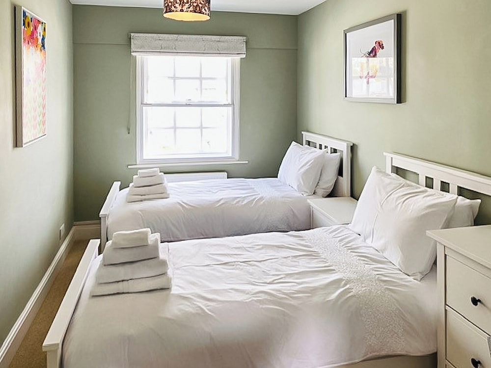 3 Bedroom Accommodation In Plymouth - Plymouth