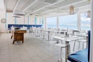 Pequeno-almoço tipo buffet diário (15 EUR por pessoa) 