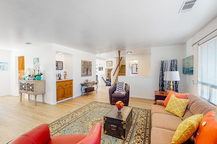 Sunny Home Near Downtown With Patio, Fireplace, Grill, Washer/dryer, & Roku - Santa Maria, CA