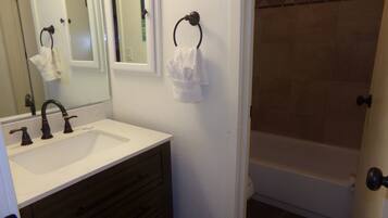 Uma combinação polibã/banheira, artigos de higiene pessoal grátis