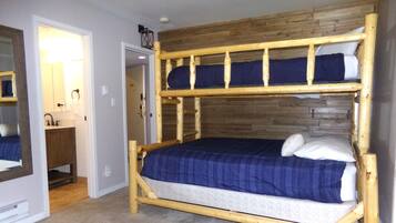 Apartamento em Condomínio Fechado (Wild Irishman 2 bed 2 bath retreat WI) | 2 quartos, com decoração personalizada, com mobília individualizada