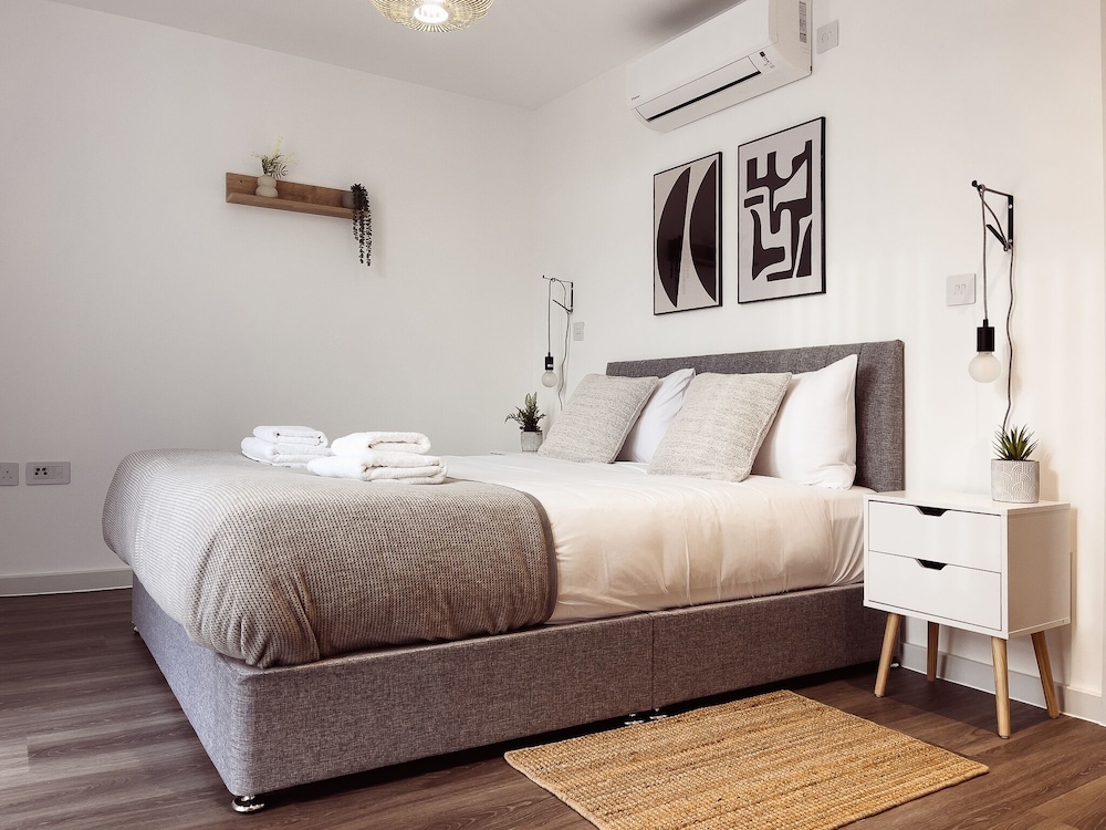 Luxe London Pad: With Parking - Ruislip