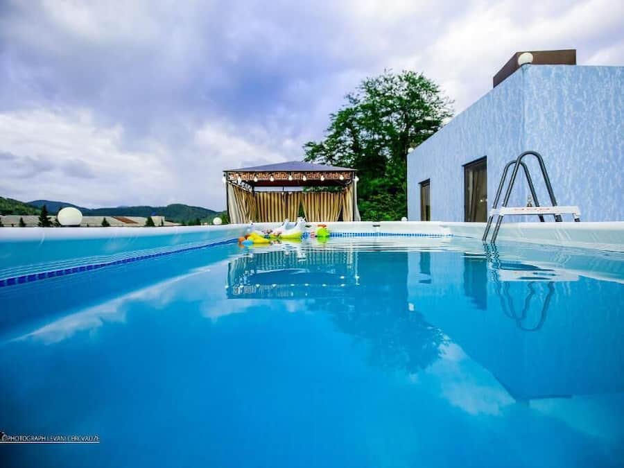 Piscina externa sazonal, espreguiçadeiras
