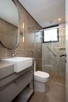 Quarto família | Banheiro | Chuveiro, produtos de toalete grátis, secador de cabelo, chinelos