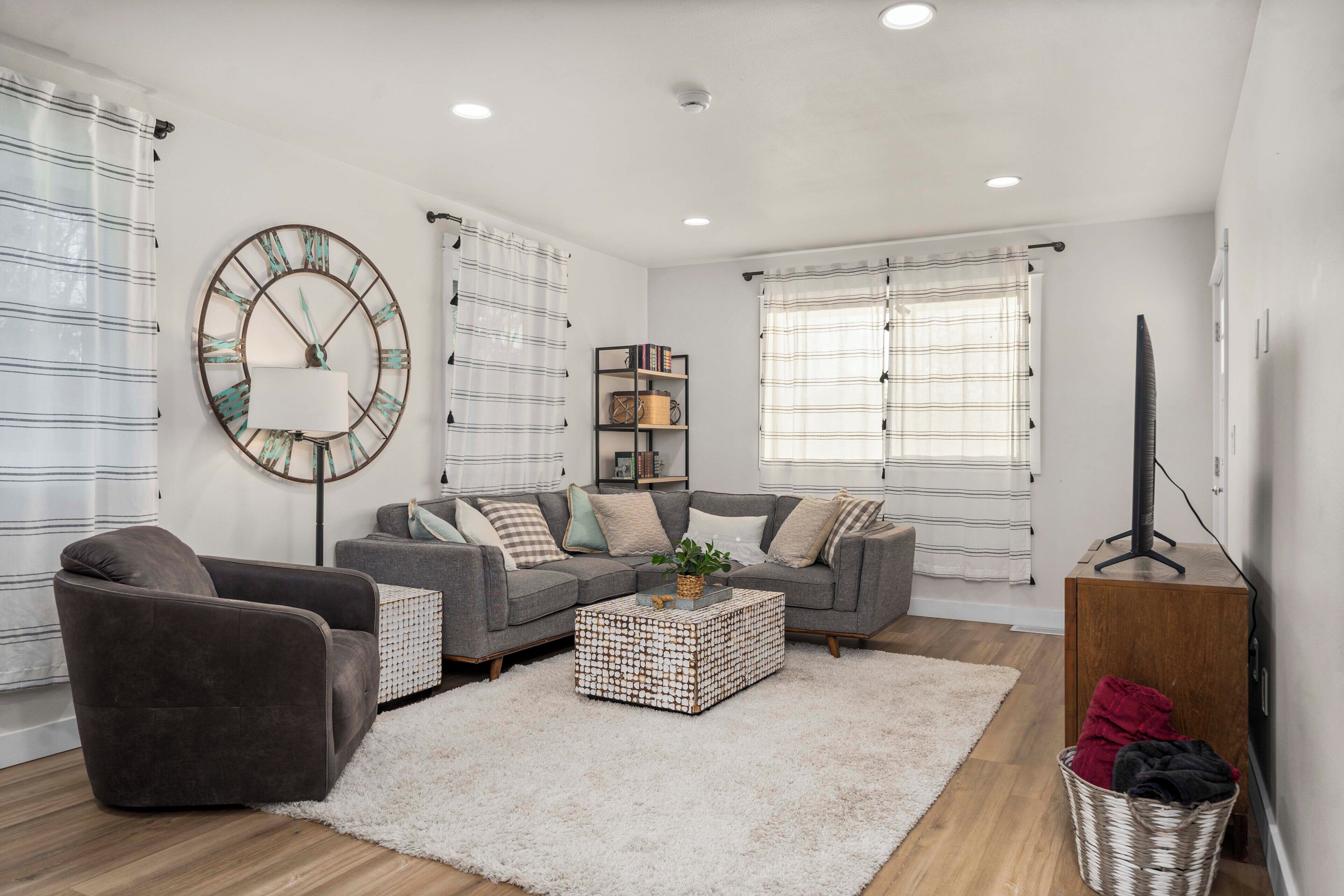 Lakewood Stunner Sleeps 6-8! Two King Size Beds! - Tacoma, WA