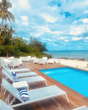 Piscina exterior, guarda-sóis, espreguiçadeiras 