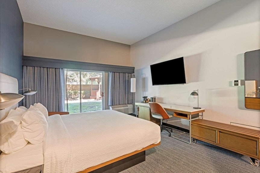 Pet Friendly Suites Close To The Mission District & Downtown! W/ Self Parking! - Walnut Creek, CA