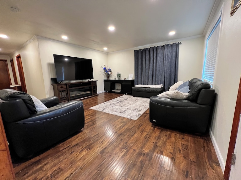 Rare 1.5-acre Gemupdated Home With Peaceful, Private Setting And Serene. - 迪摩因市