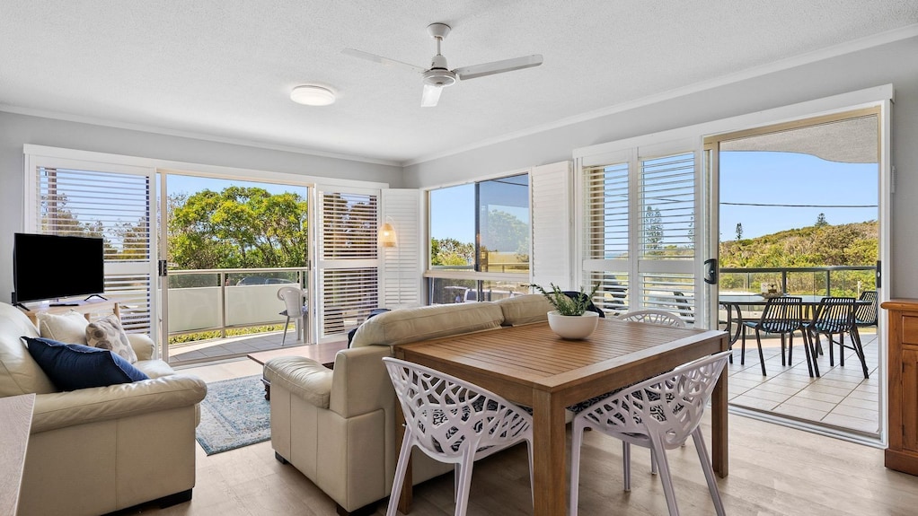 Whale Point Idyllic Apartment Hideaway Located In Point Arkwright With Ocean Views - Coolum Beach