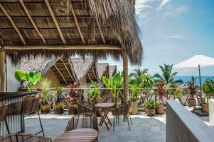 Livros, monitores de computador