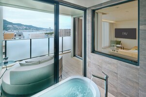 Quarto | Casa de banho | Artigos de higiene pessoal grátis, um secador de cabelo, chinelos 