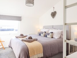 2 quartos, com decoração personalizada, com mobília individualizada