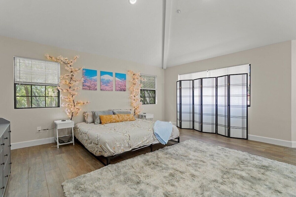 Spacious Elegance In The Hills - Burbank, CA