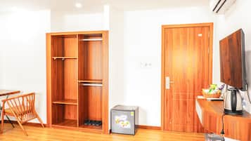 Quarto casal ou duplo luxo, 2 camas de solteiro, para não fumantes, vista para a cidade | Individualmente mobiliados, escrivaninha, Wi-Fi de cortesia