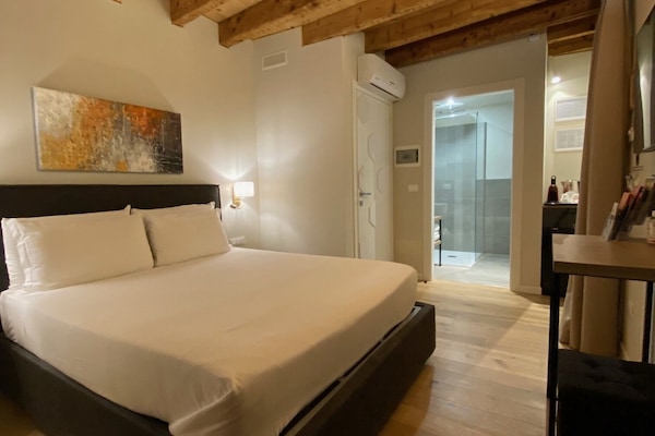 1 quarto, roupa de alta qualidade, edredões de penas