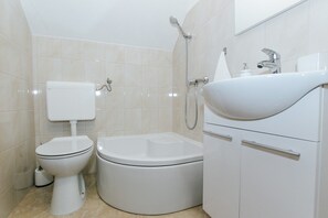 Apartamento | Casa de banho | Um polibã, um chuveiro fixo, um secador de cabelo, toalhas fornecidas 