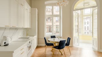 Apartamento conforto | Cozinha americana privada | Geladeira, cooktop, talheres/pratos/utensílios de cozinha