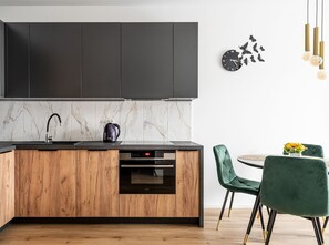 Apartamento Comfort | Kitchenette privada | Um frigorífico, uma placa de cozinha, uma cafeteira/bule 