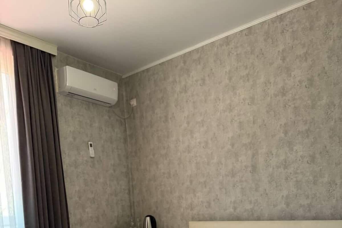 Quarto Básico | Casa de banho | Uma combinação polibã/banheira, uma banheira de imersão total