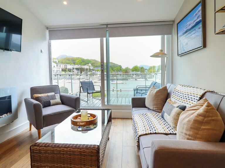 Sea Breeze, Pet Friendly, Character Holiday Cottage In Porthmadog - Harlech